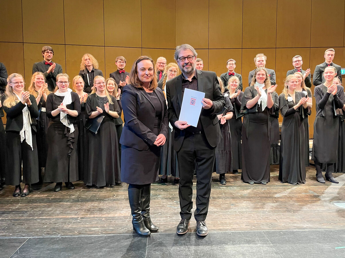 Ehrenurkunde für Kunst und Kultur würdigt Chorleiter Jürgen Faßbenders Lebenswerk | wissenschaft ...